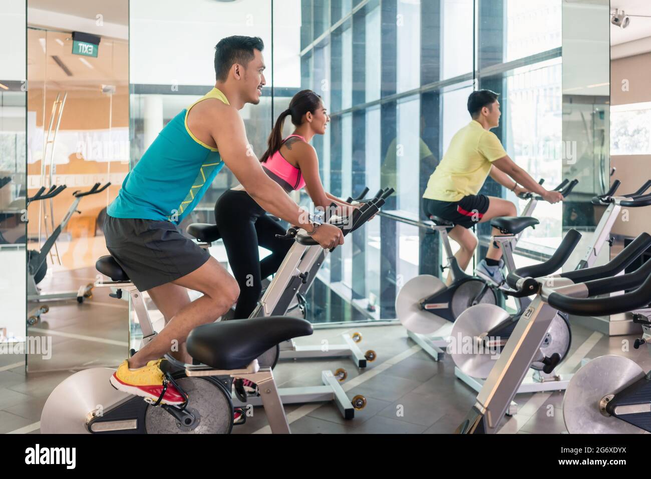 Spinning class young hi-res stock photography and images - Alamy