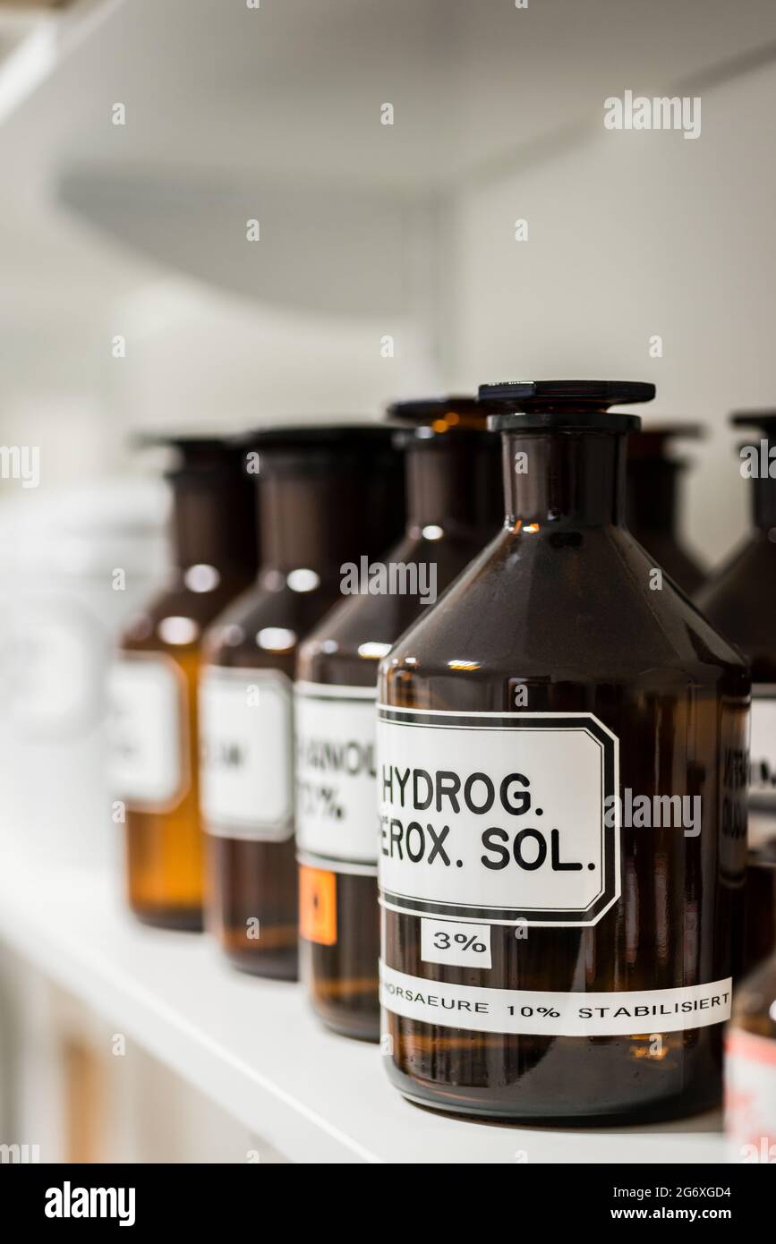 Pharmaceutical shelf hi-res stock photography and images - Alamy