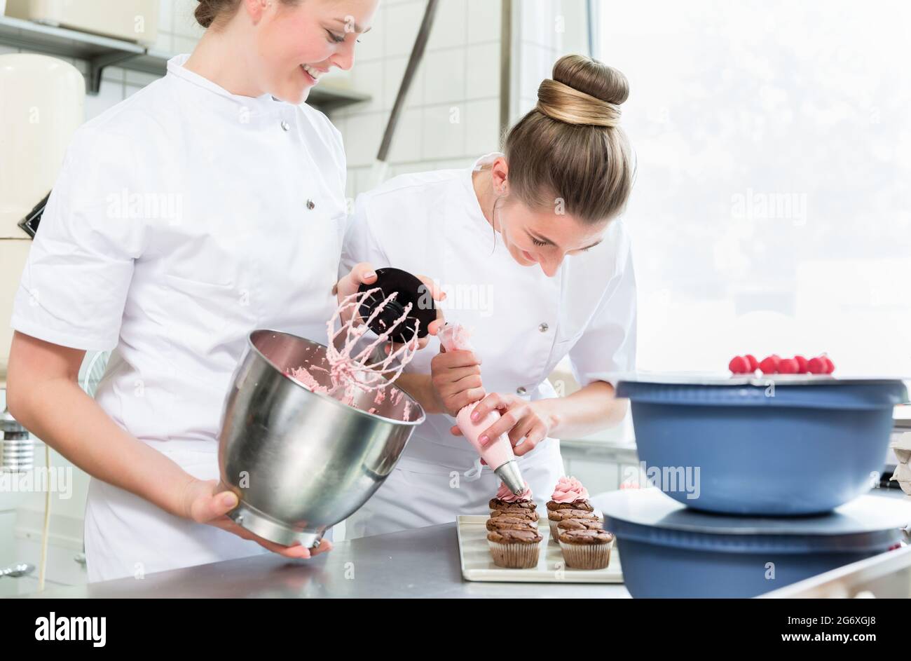 Professional baker cakes hi-res stock photography and images - Alamy