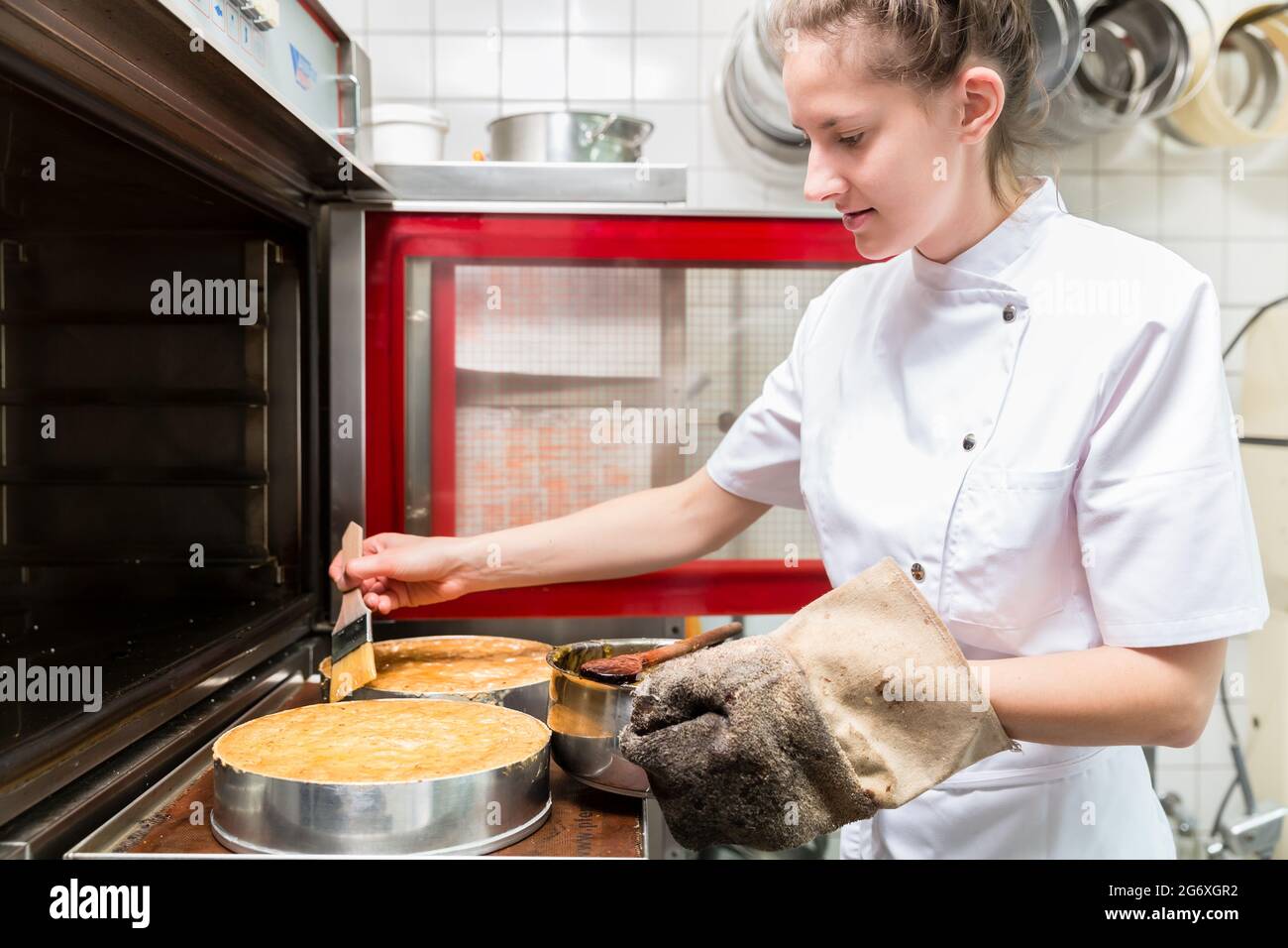 Professional baker cakes hi-res stock photography and images - Alamy