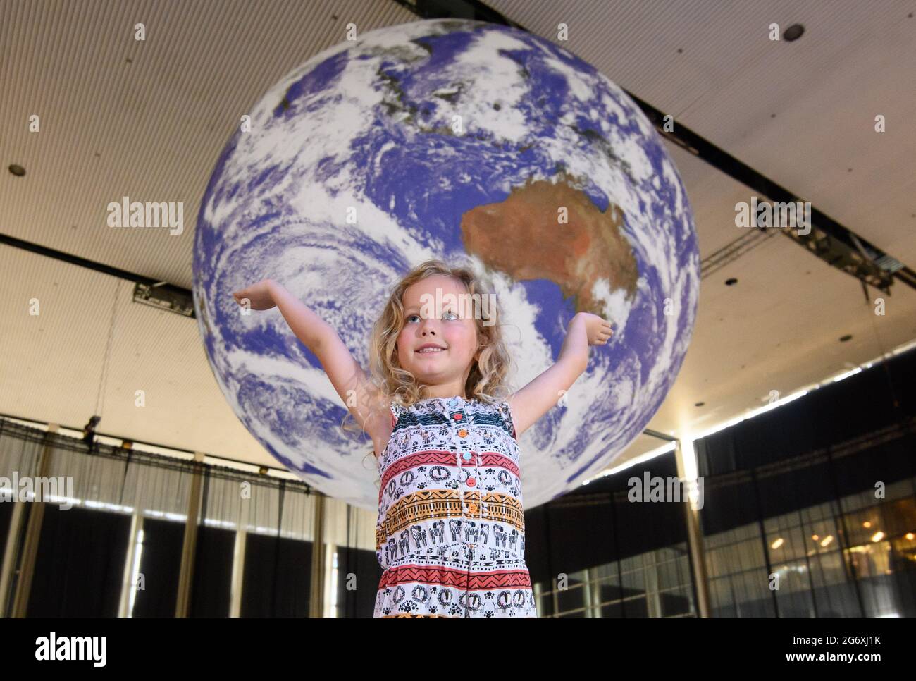 If milton keynes international festival hi-res stock photography and ...