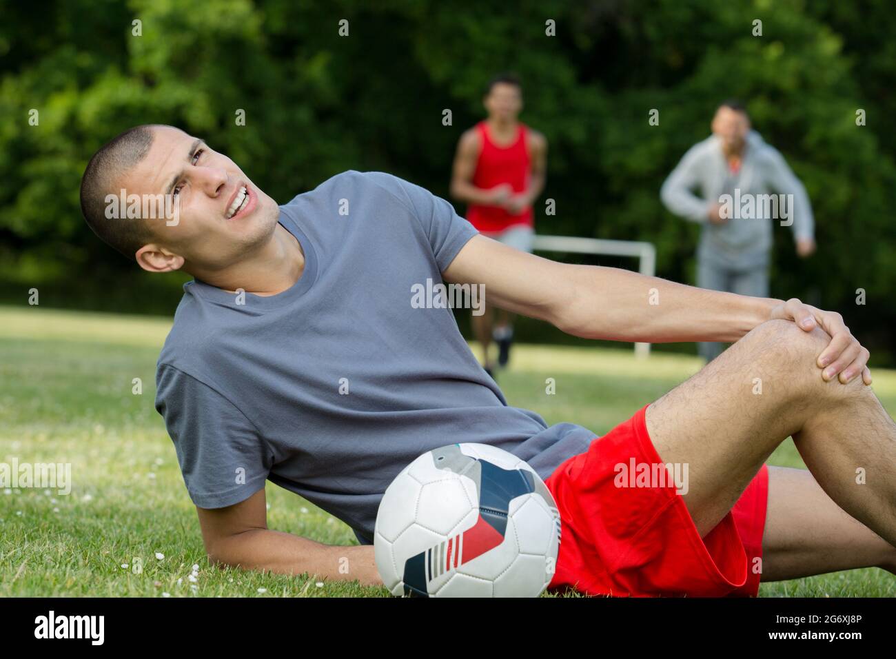 Athlete injury on field hi-res stock photography and images - Alamy
