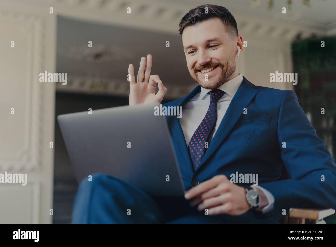 Employee talking boss hi-res stock photography and images - Alamy