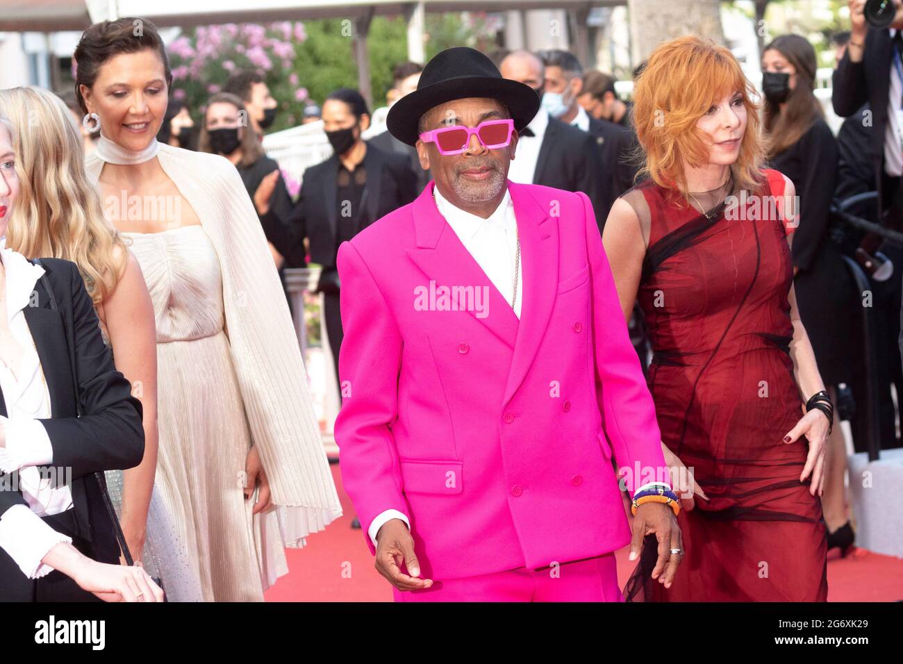 Maggie Gyllenhaal (l), Jury president Spike Lee and Mylène Farmer ...
