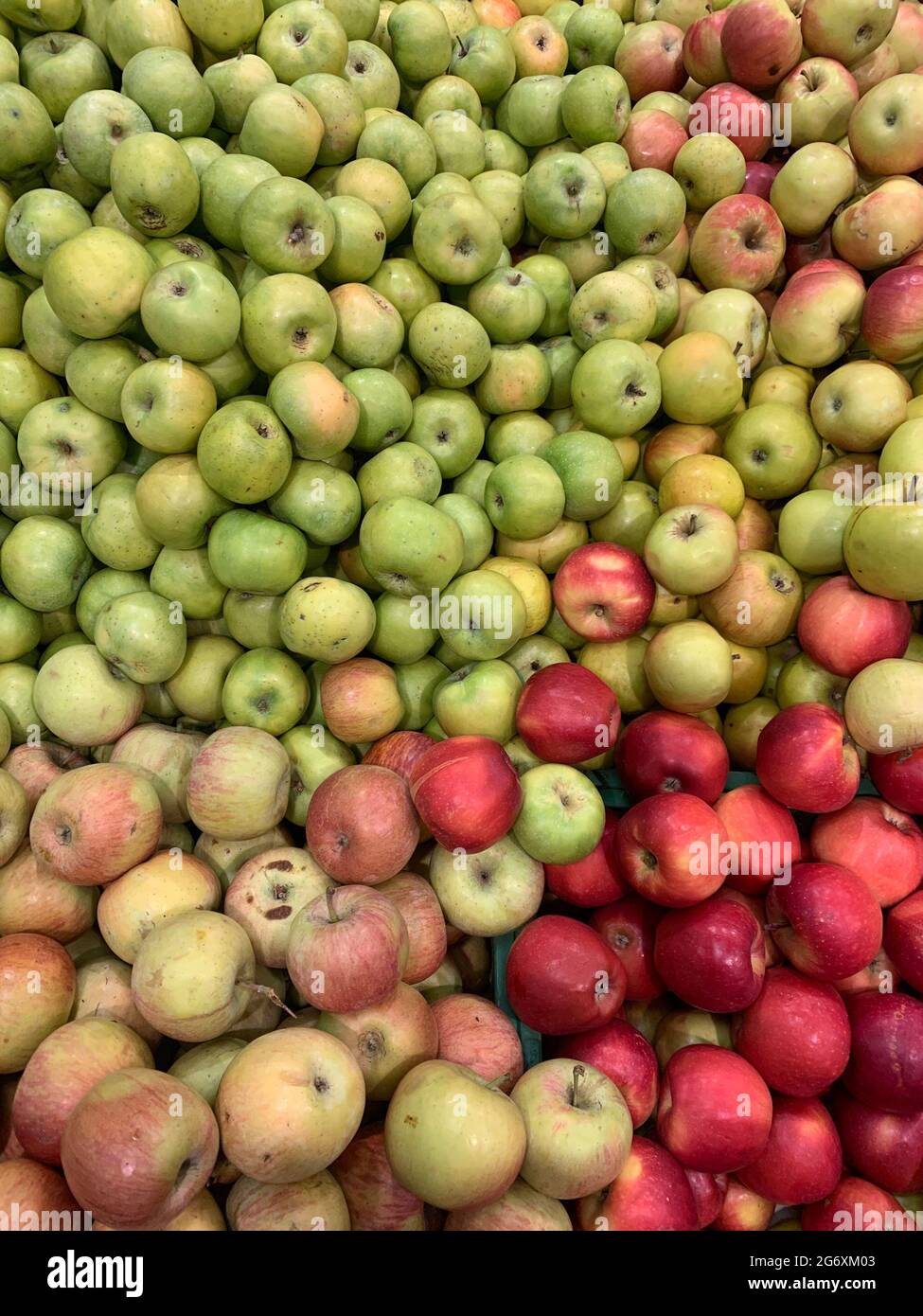 lots of ripe apples as a backdrop for eating Stock Photo - Alamy