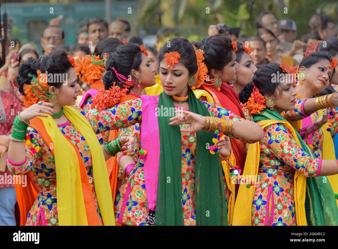 KOLKATA , INDIA - MARCH 12, 2017: Girl dancers, dressed in sari ...