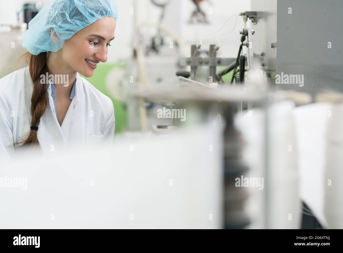 Worker employee white lab coat hi-res stock photography and images - Alamy