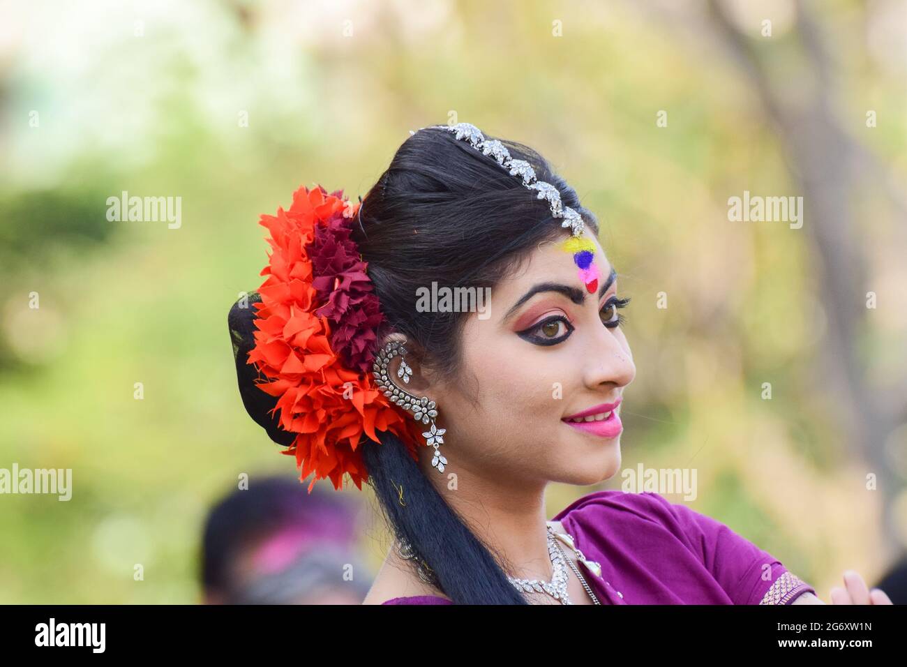 KOLKATA , INDIA - MARCH 5, 2015 : Young girl dancers performing at Holi ...
