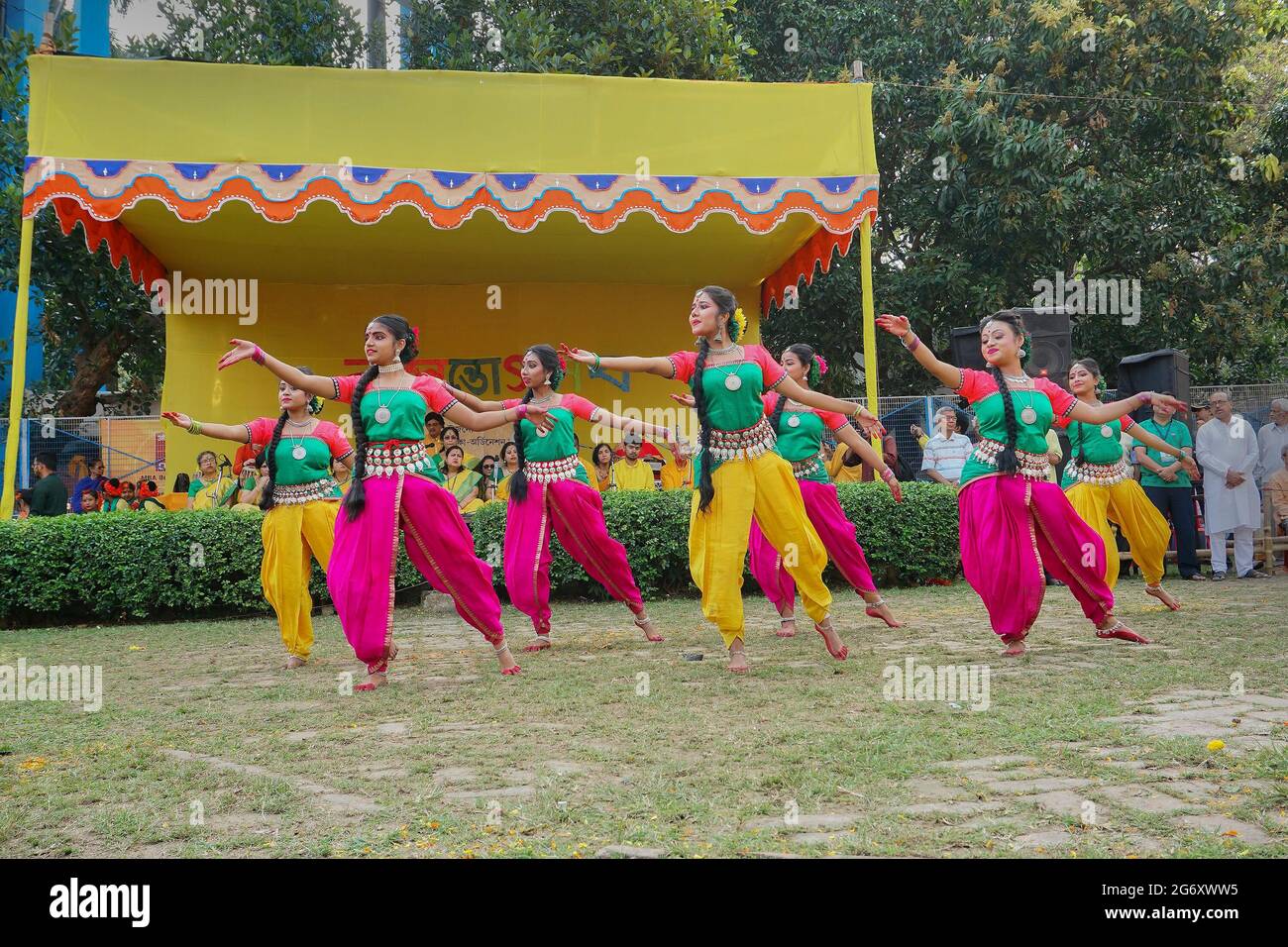 Kolkata,India- 9th March 2020: Girl dancers,dressed in colourful sari ...