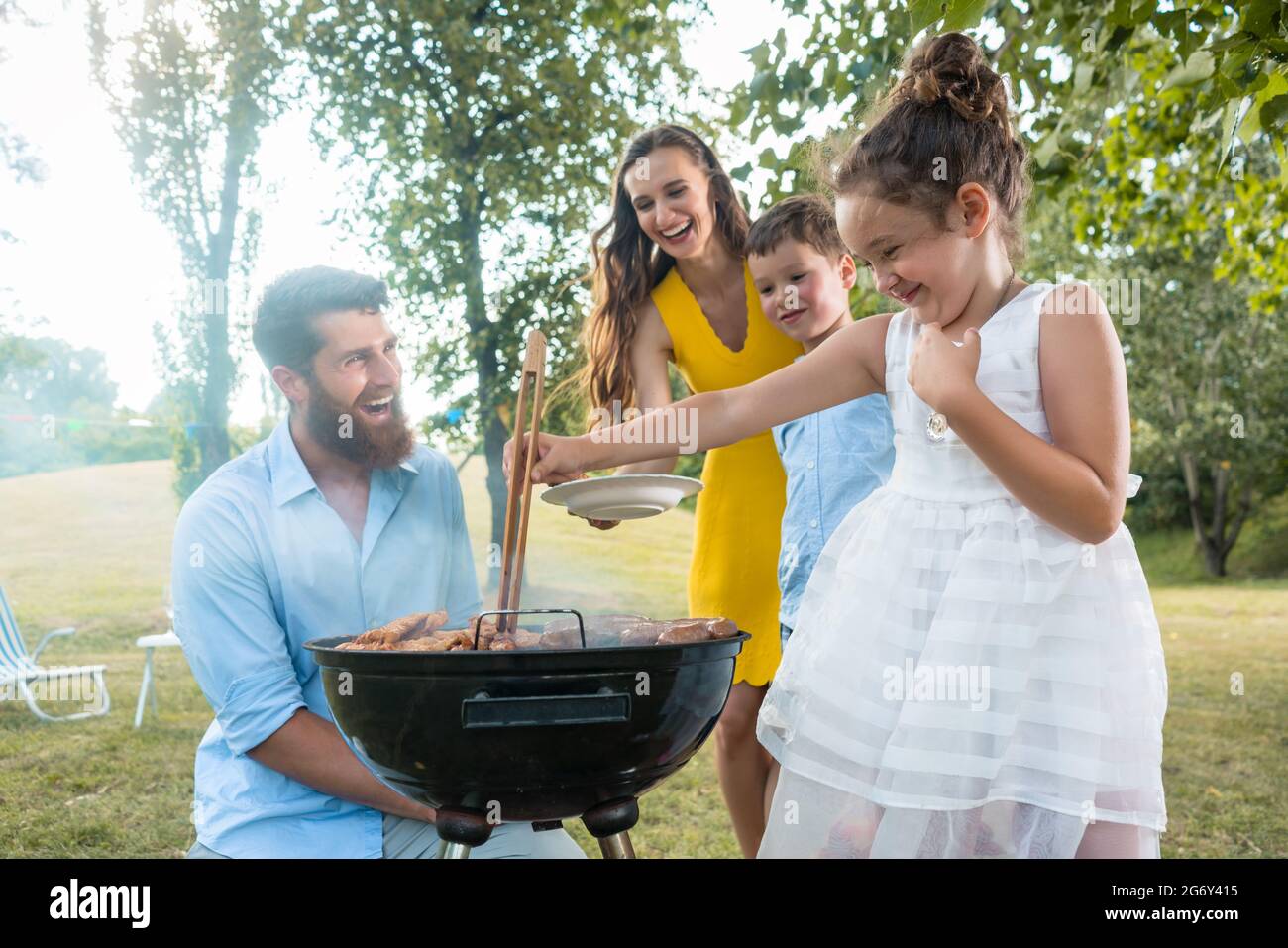 Family mother father grill hi-res stock photography and images - Alamy