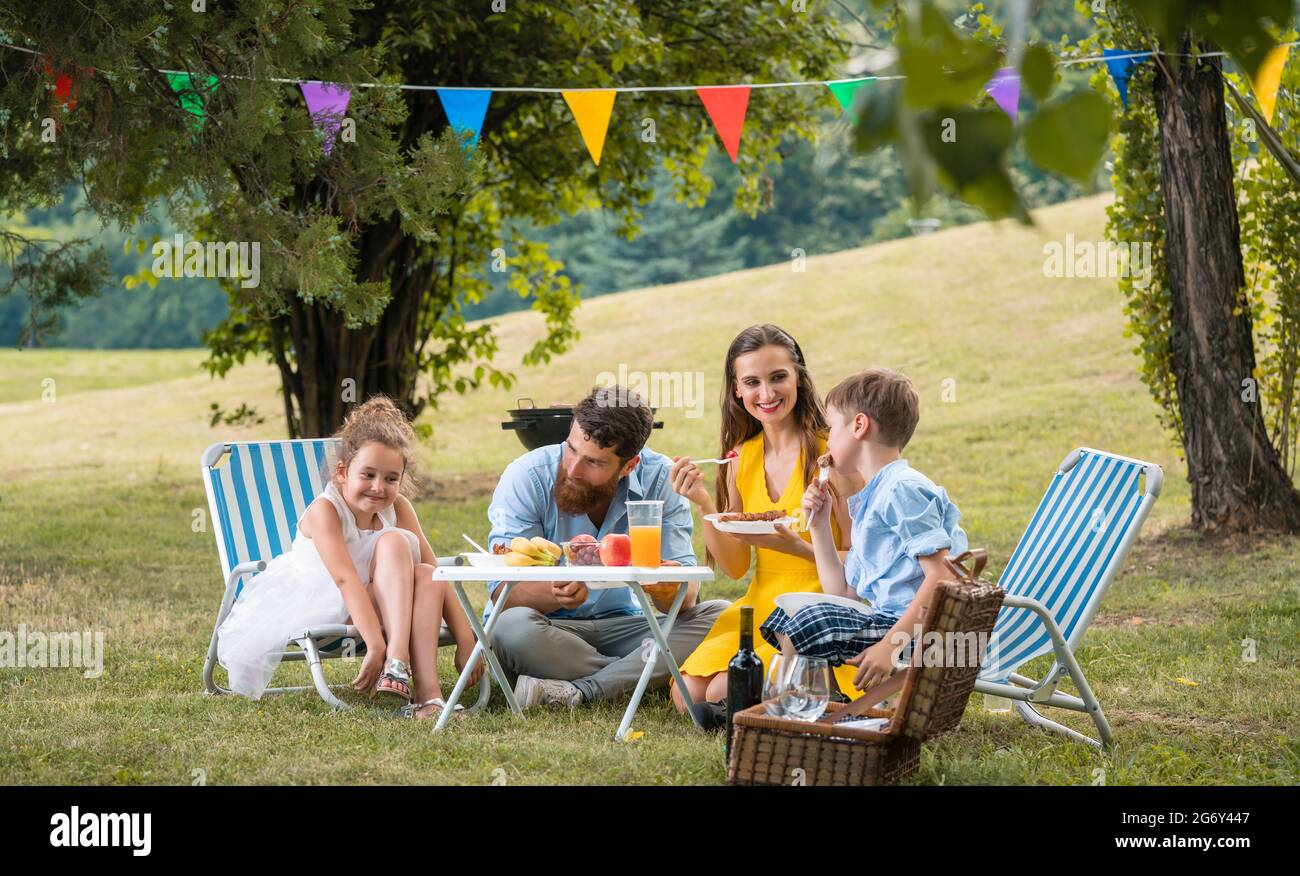 Children listening hi-res stock photography and images - Alamy