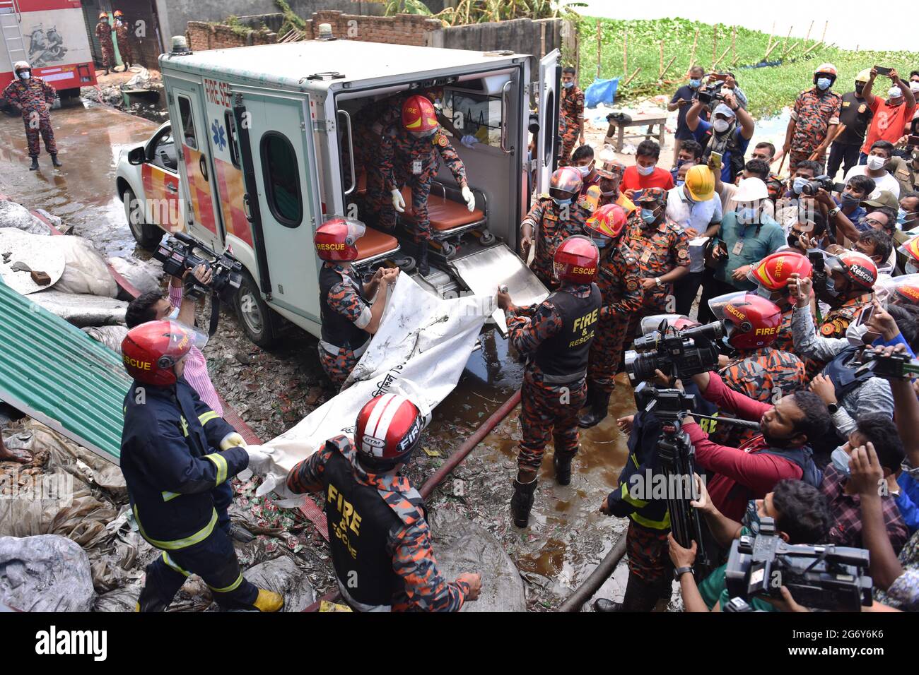 Factory workers dead bodies hi-res stock photography and images - Alamy
