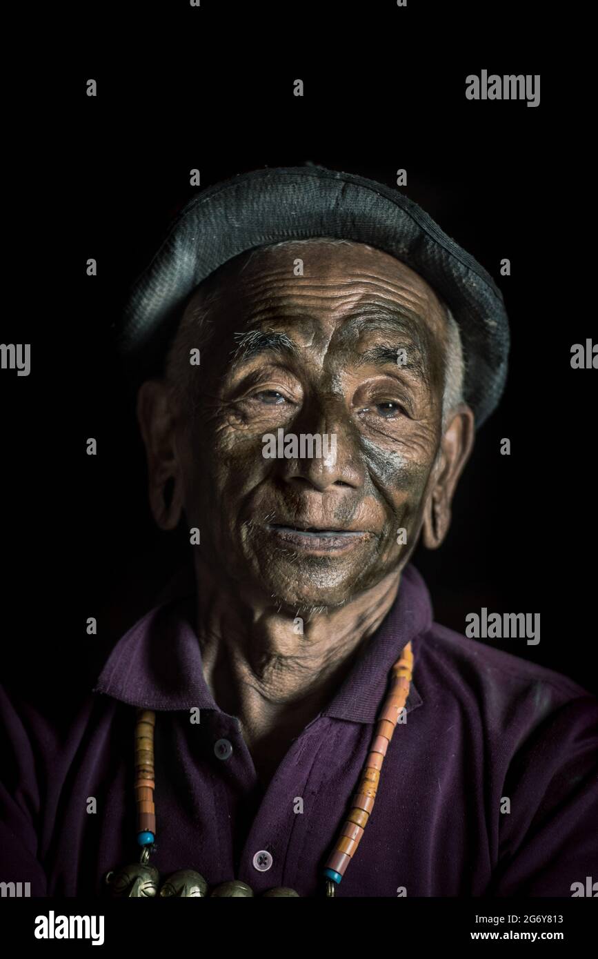 An old Konyak tribesman. DONEGAL, IRELAND: REMARKABLE portraits have ...