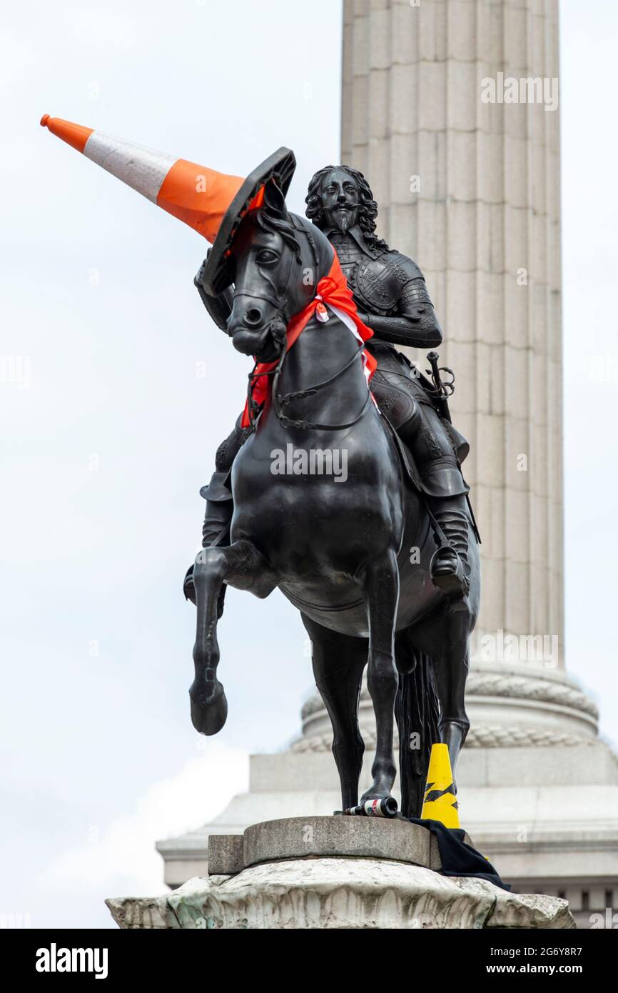 Charles i statue charing cross hi-res stock photography and images - Alamy