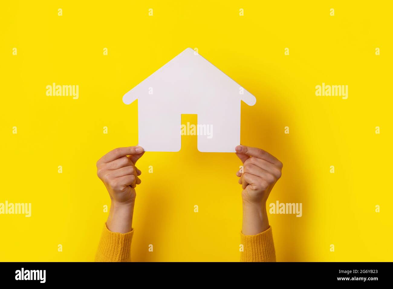 Hands holding house hi-res stock photography and images - Alamy