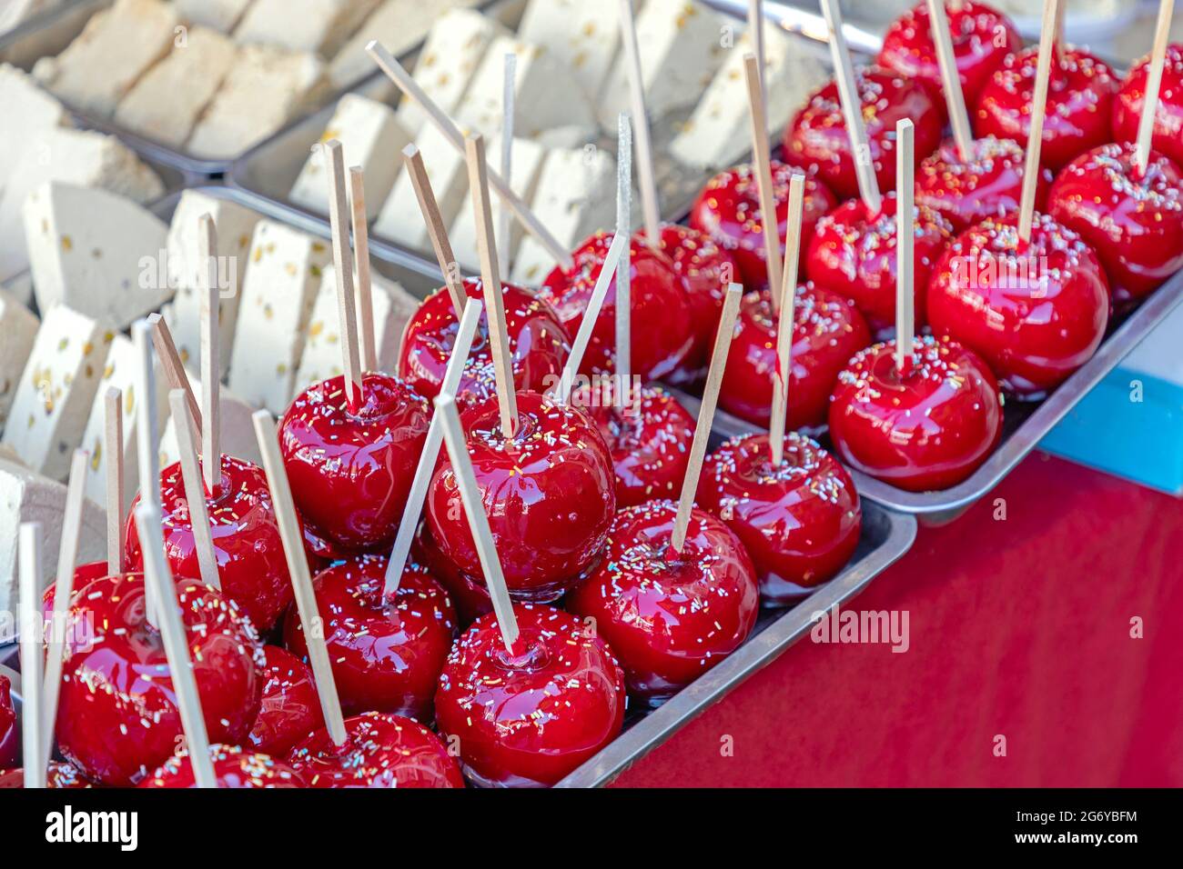 Red candy apples hi-res stock photography and images - Alamy
