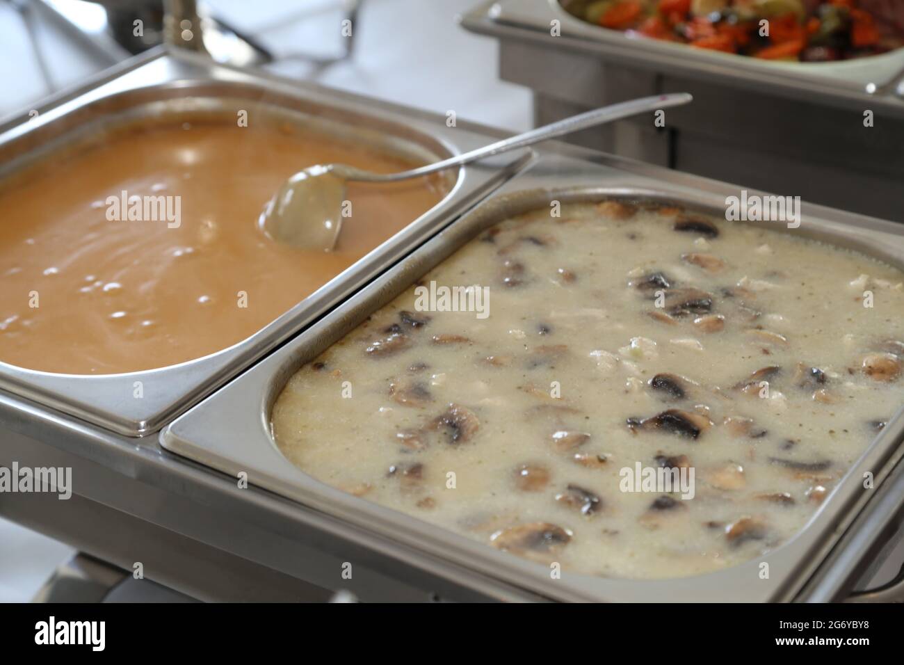 Food in metal containers hi-res stock photography and images - Alamy