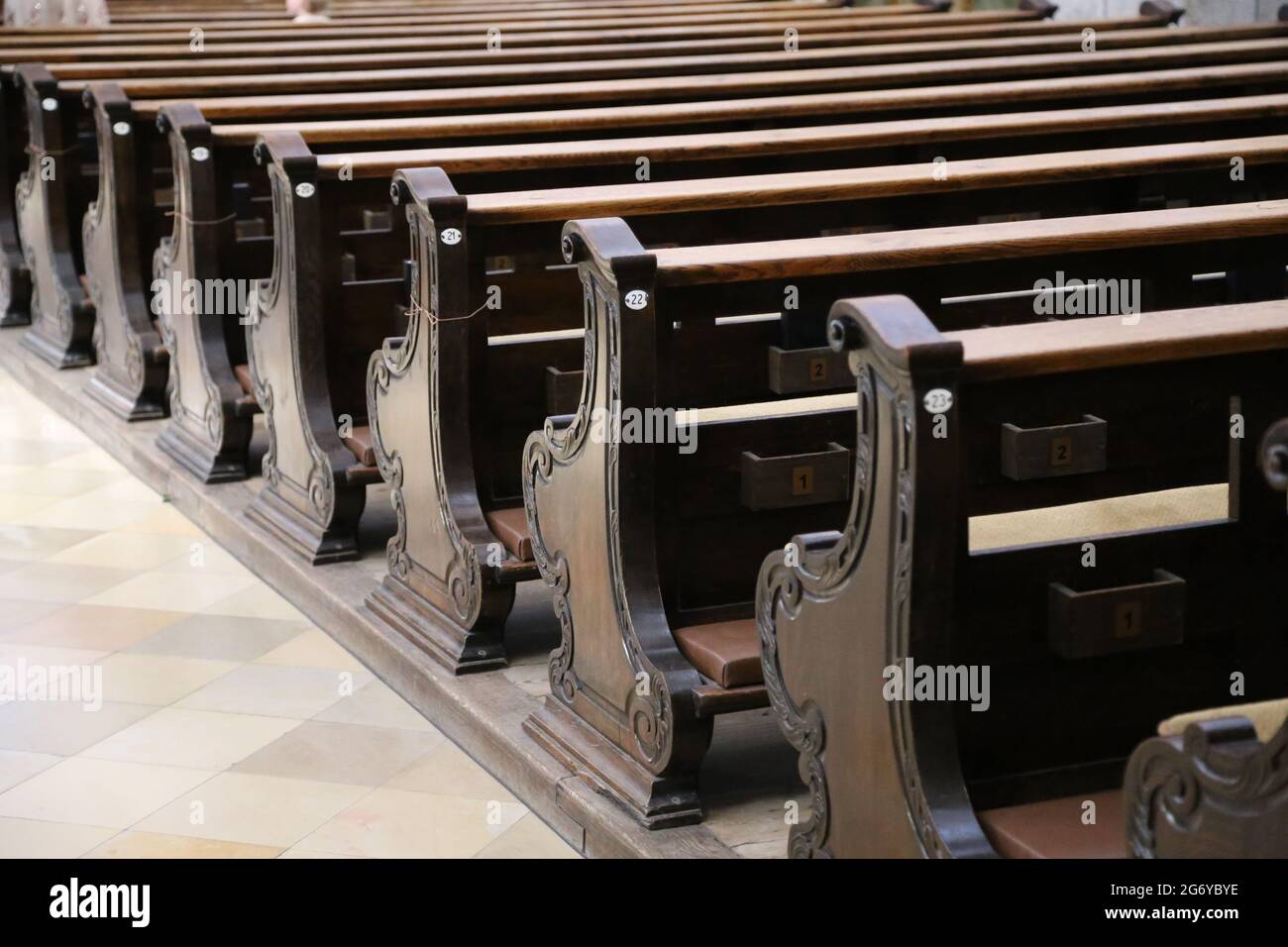 Cathedral benches rows pews hi-res stock photography and images - Alamy