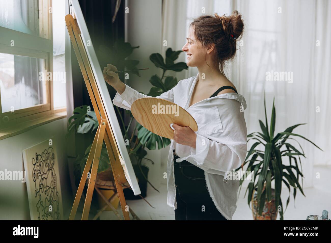 Smiling young painter hi-res stock photography and images - Alamy