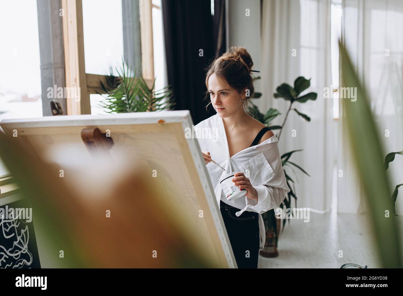 Drawing easel art hi-res stock photography and images - Alamy