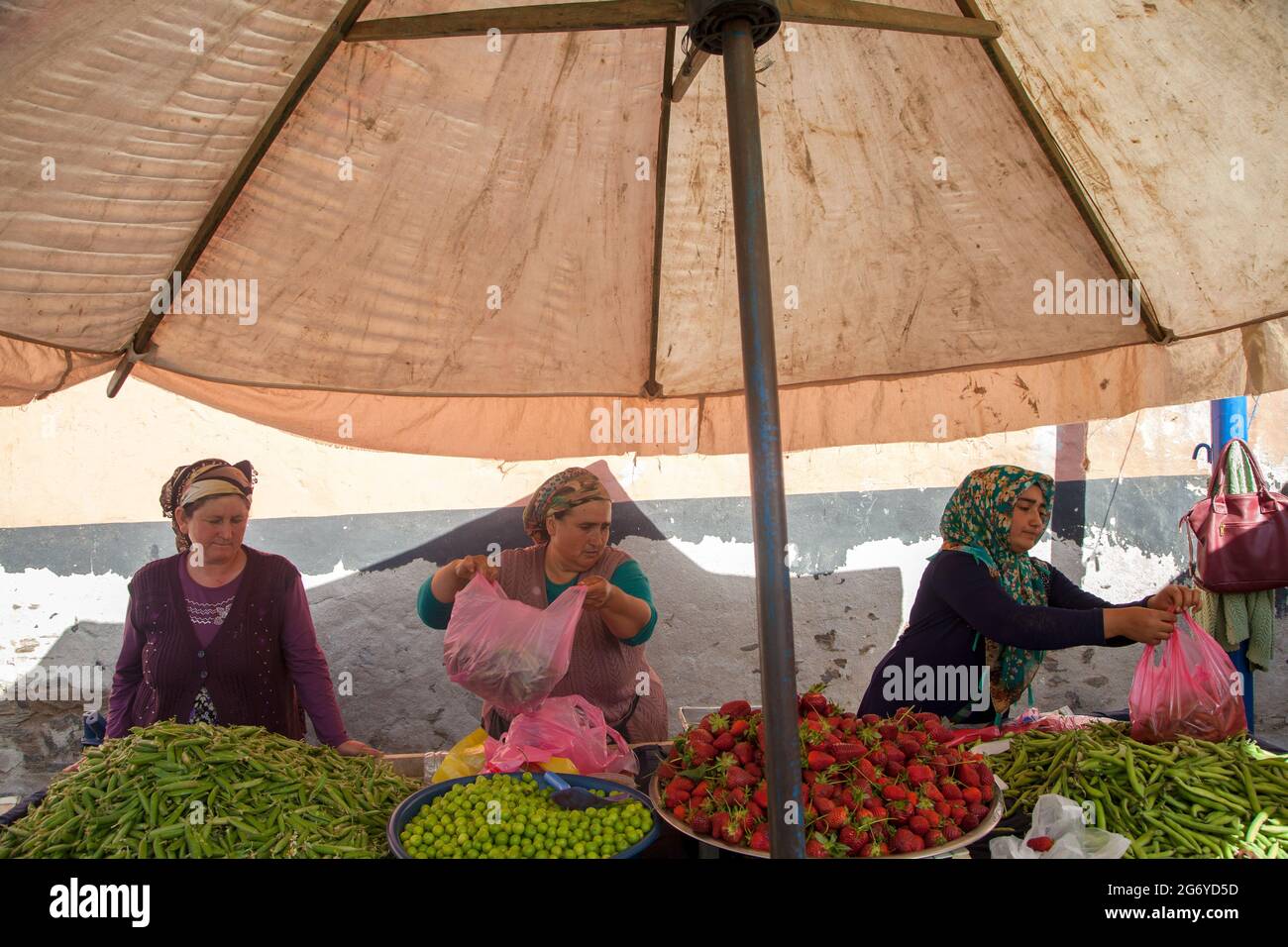 Muslim turkish street food stall hi-res stock photography and images ...
