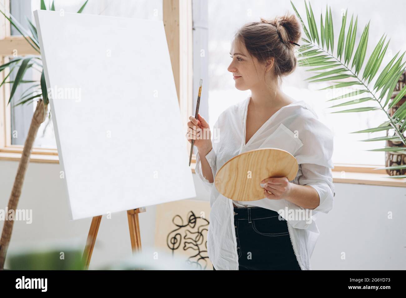 Holding art artist paint palette hi-res stock photography and images ...