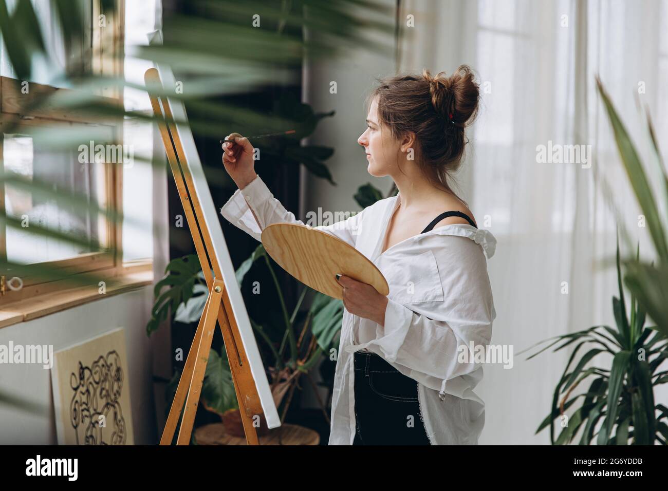 Beautiful artist woman drawing hi-res stock photography and images - Alamy