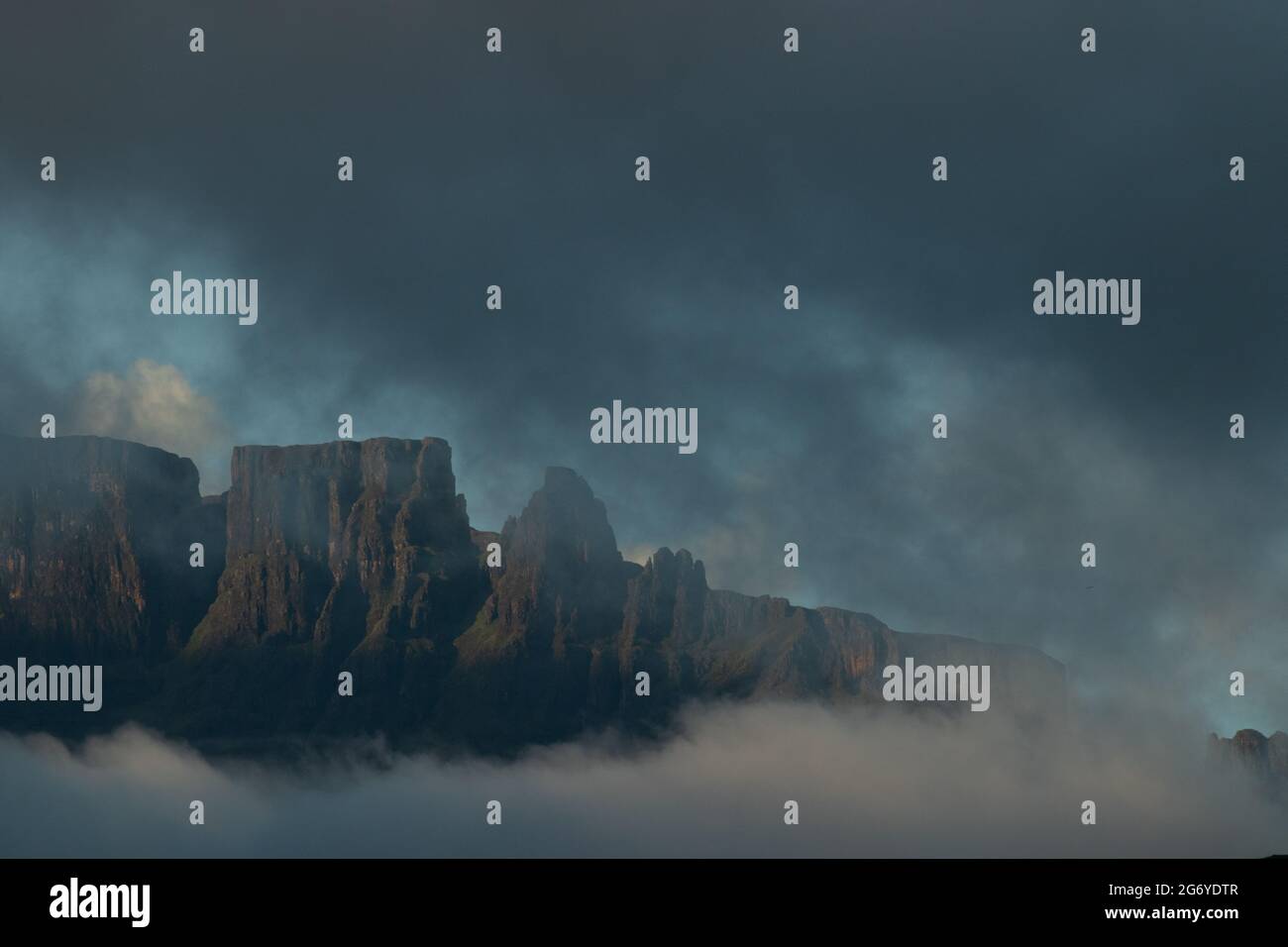 Dragons mountains drakensberg hi-res stock photography and images - Alamy