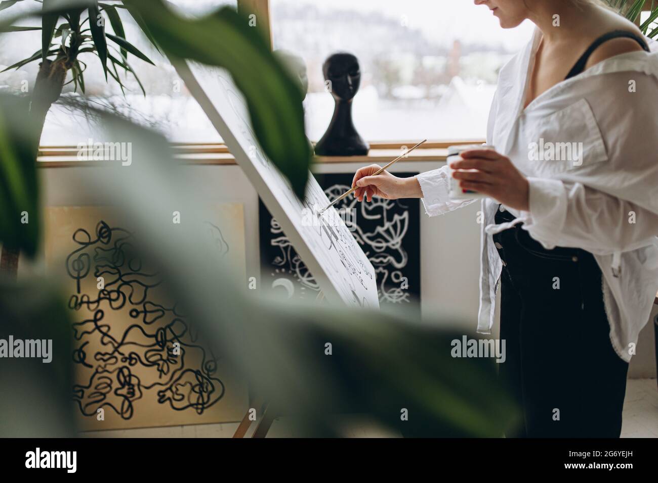 Artist painting close up hi-res stock photography and images - Alamy