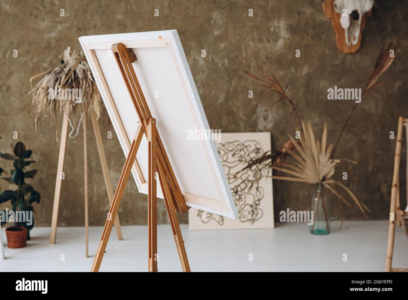 Artist workshop with easel, color palette and brushes Stock Photo - Alamy