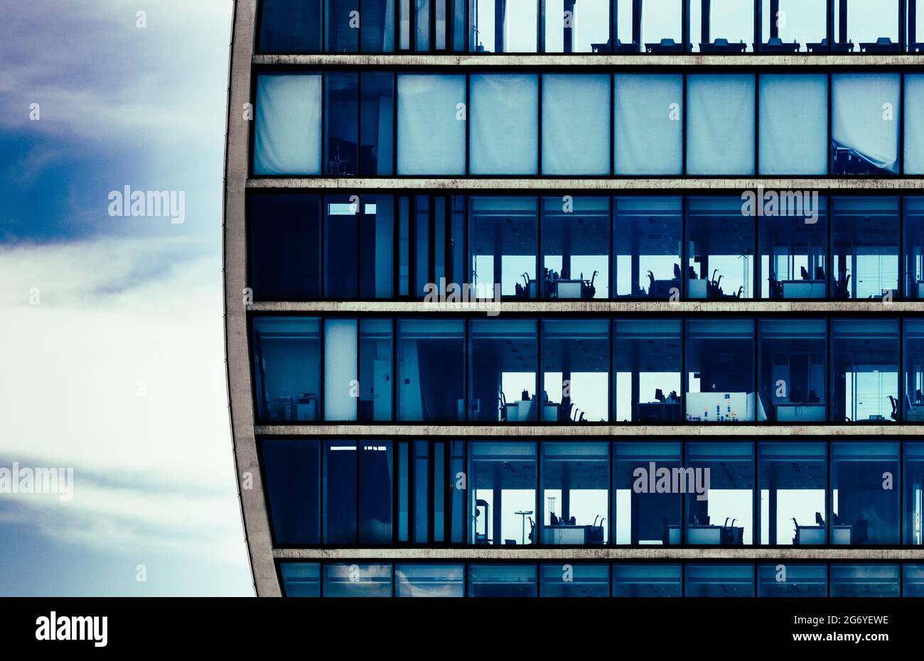 Generic office building glass facade hi-res stock photography and ...