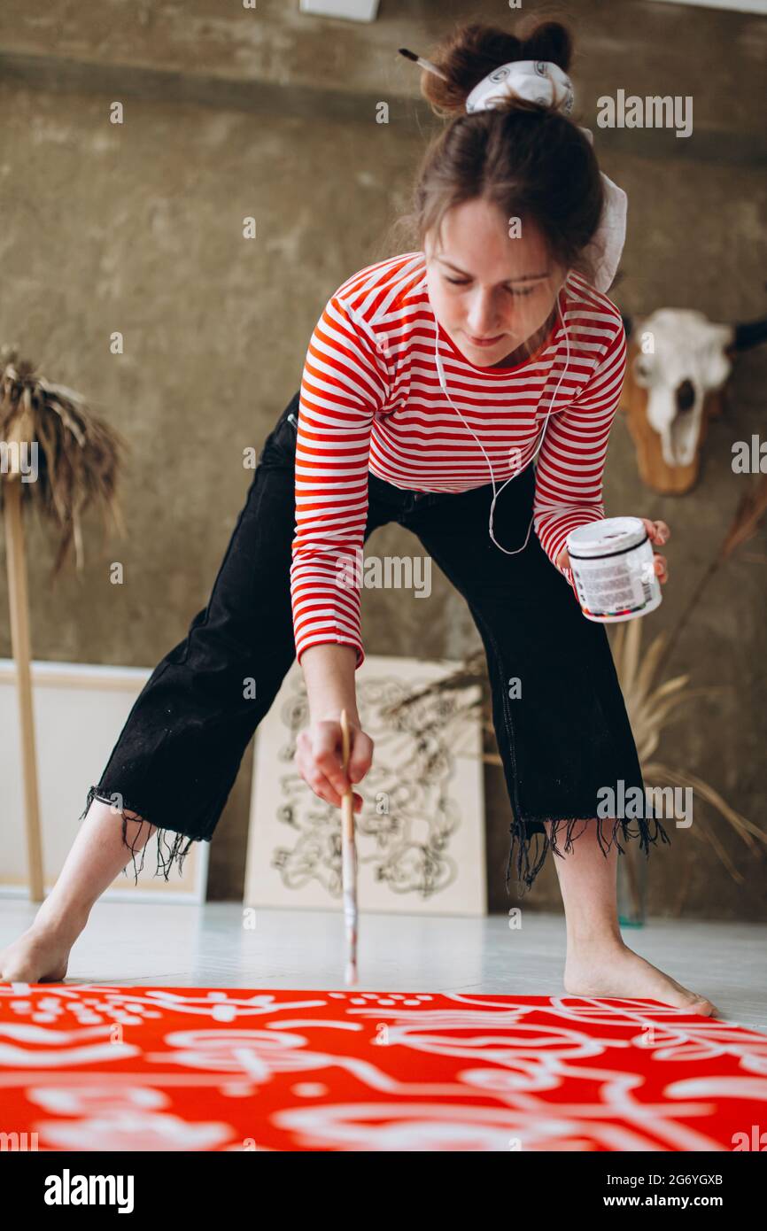 Artist creating artwork woman painting hi-res stock photography and ...