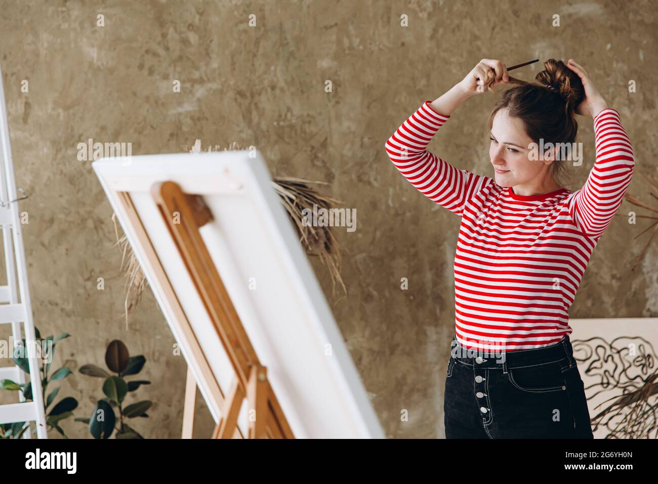 Front of his easel hi-res stock photography and images - Alamy