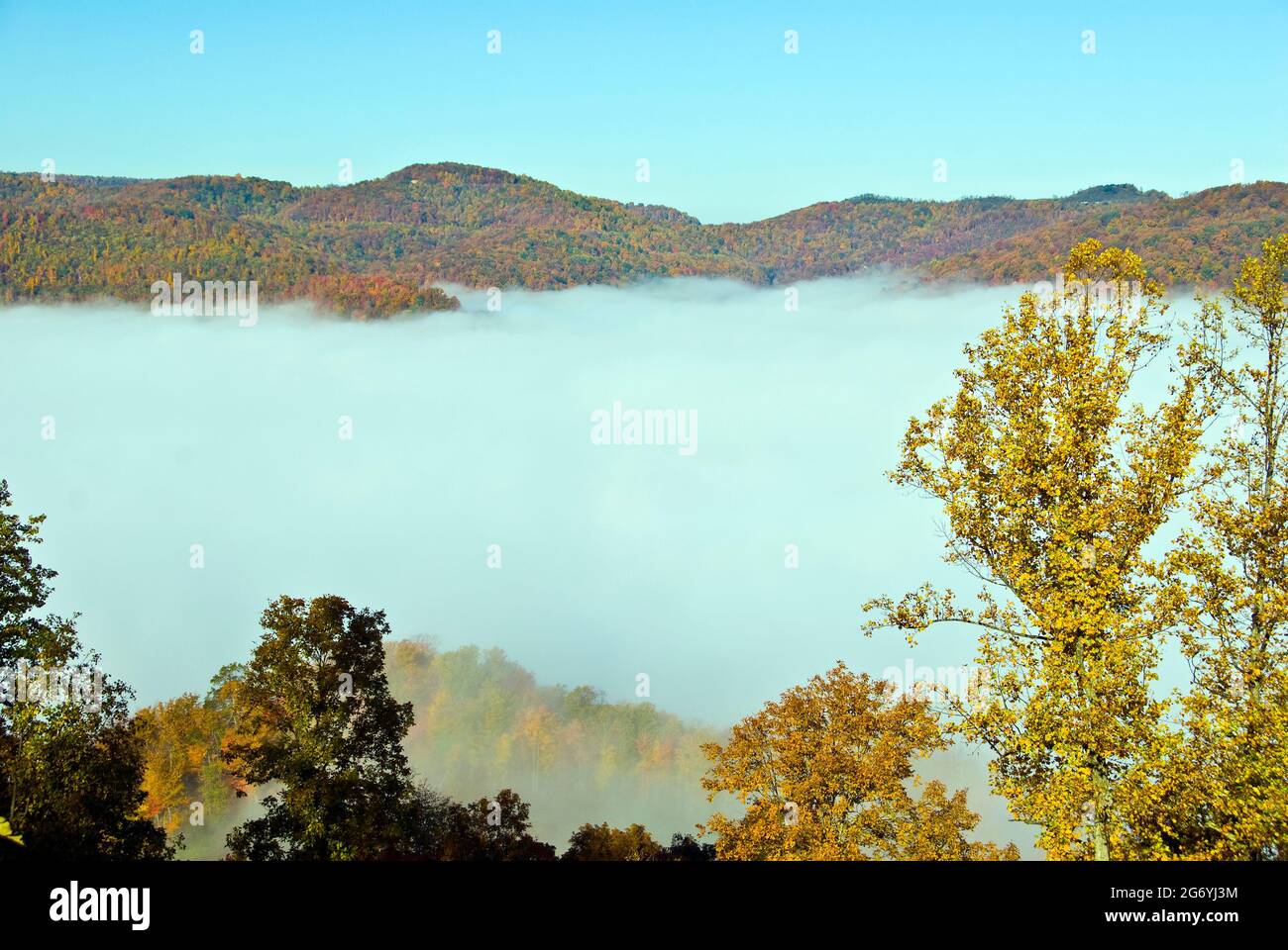Cloud filled valley hi-res stock photography and images - Alamy