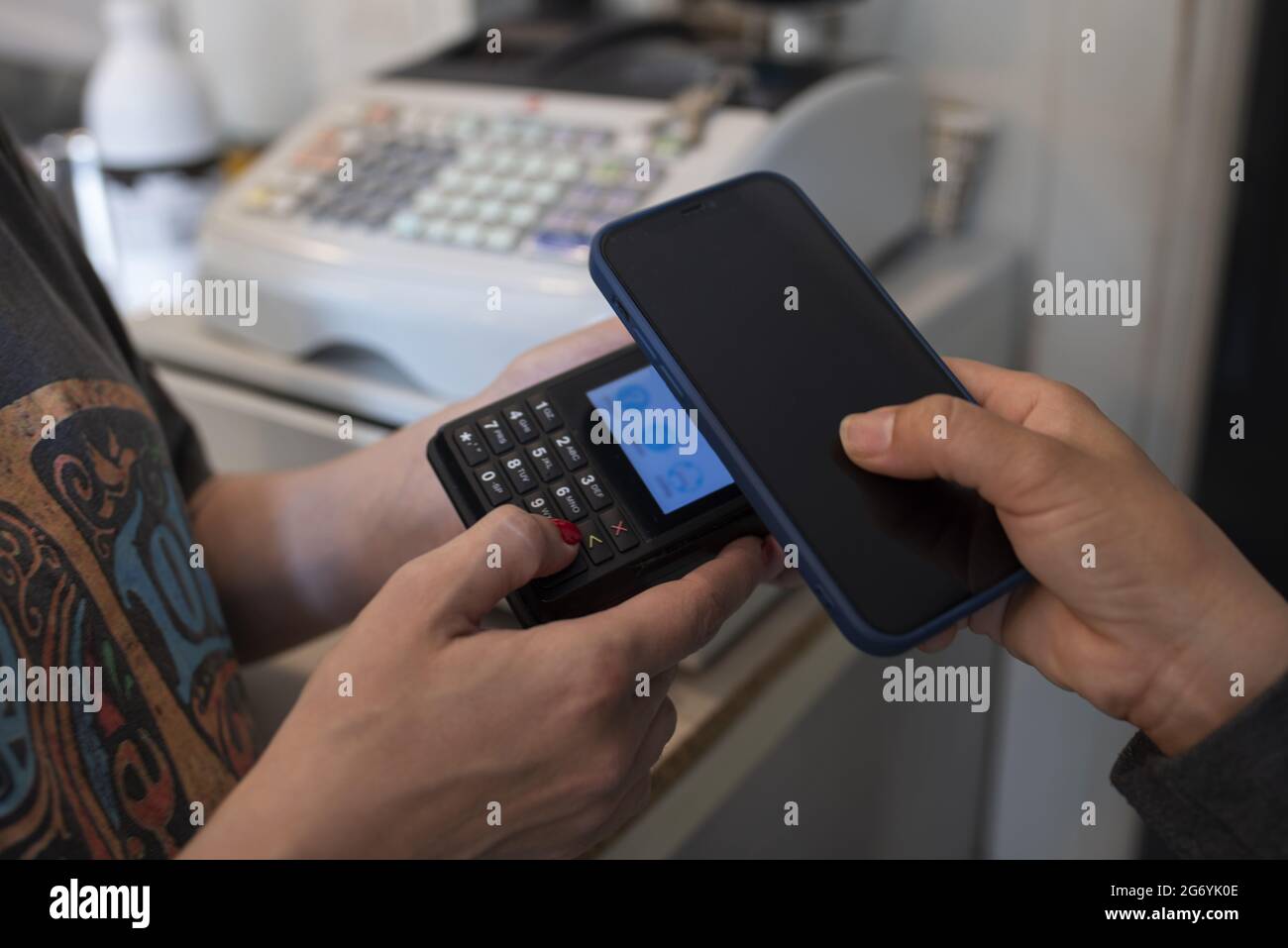 Handheld device pay shop hi-res stock photography and images - Alamy