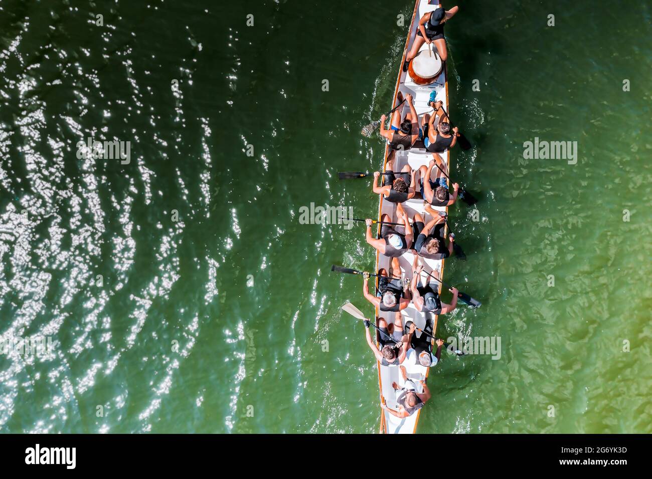 Dragon boat racing team. Overhead view Stock Photo - Alamy