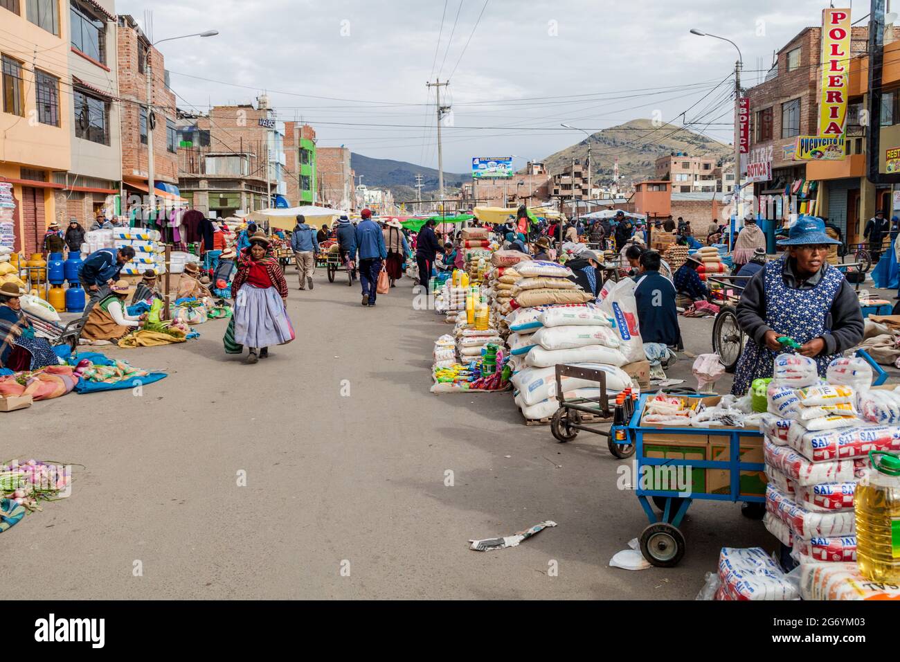 Peruvian men in traditional clothing hi-res stock photography and ...