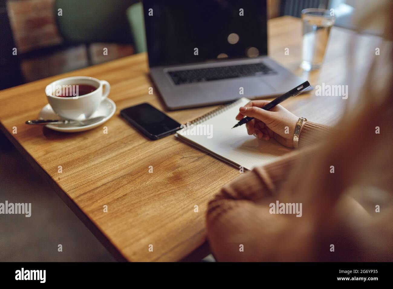 Woman remote work laptop hi-res stock photography and images - Alamy