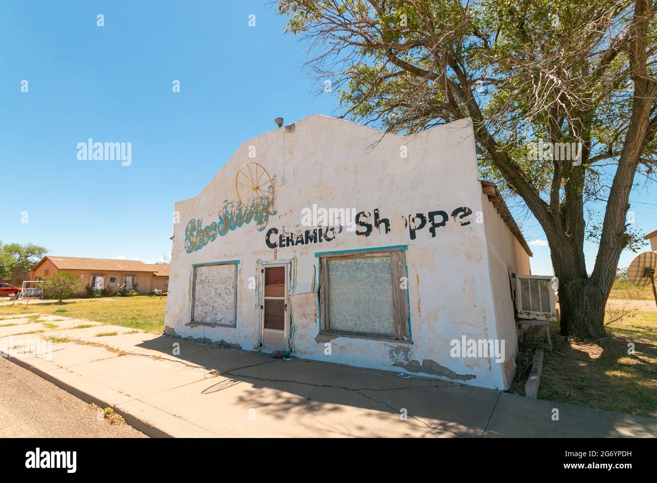 old derelict building shoppe on Route 66 Stock Photo - Alamy