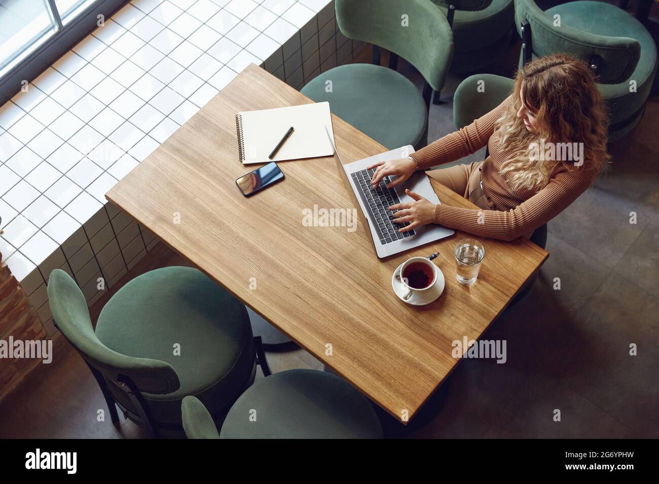 Busy woman hi-res stock photography and images - Alamy