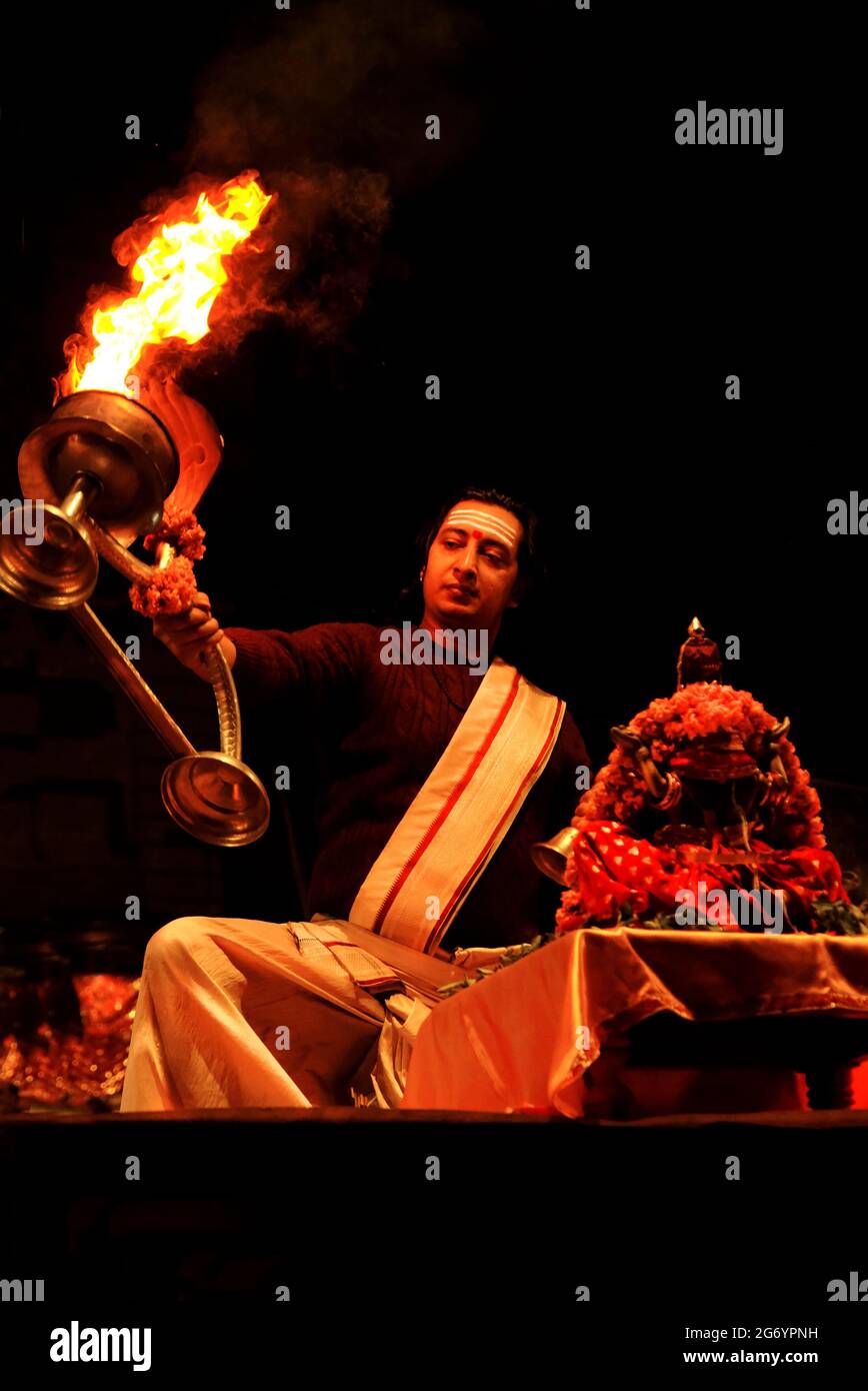 Hindu priest aarti rituals temple hi-res stock photography and images ...