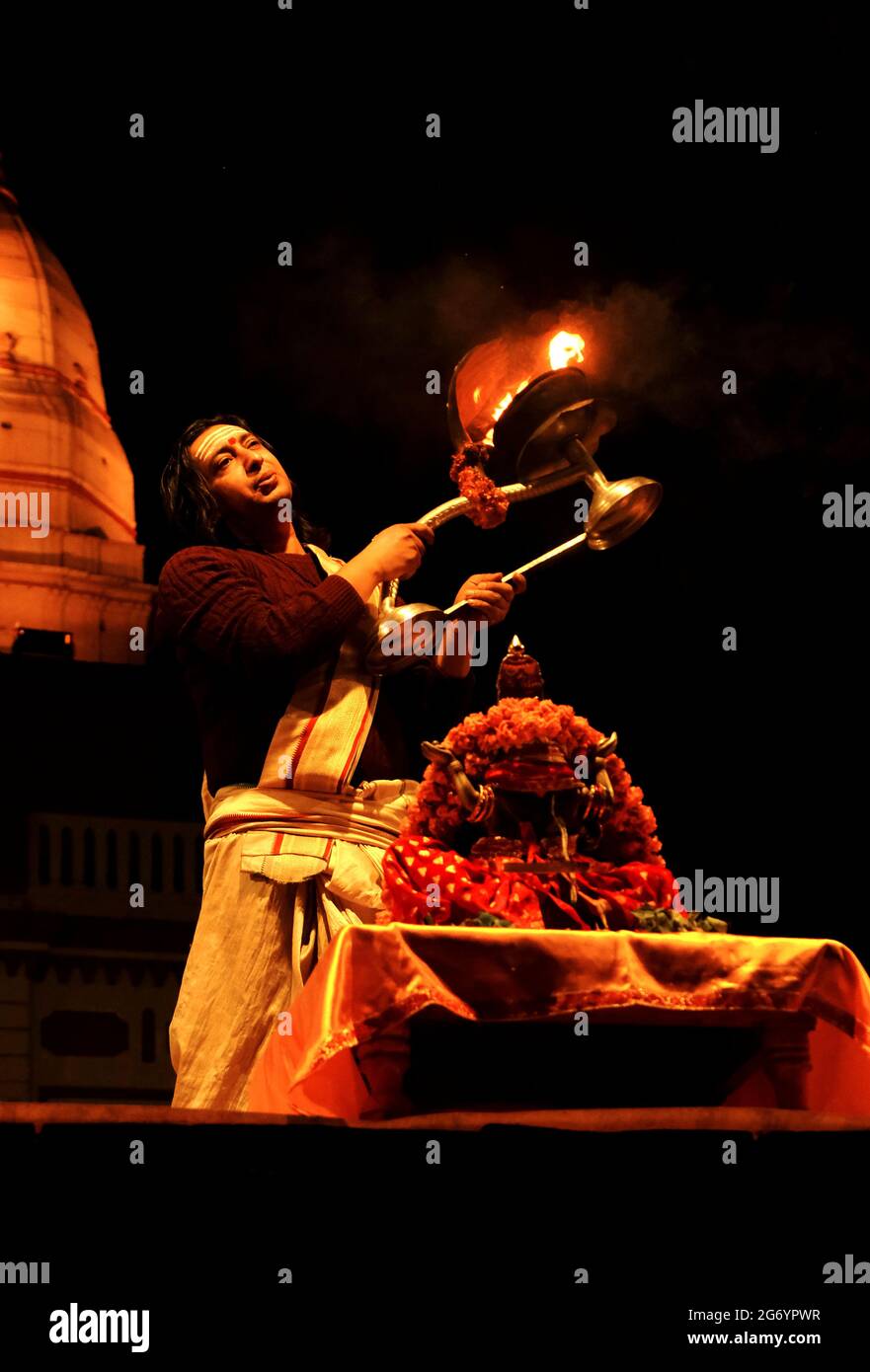 Hindu priest aarti rituals temple hi-res stock photography and images ...