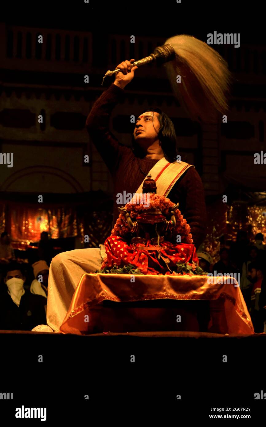 Hindu priest aarti rituals temple hi-res stock photography and images ...
