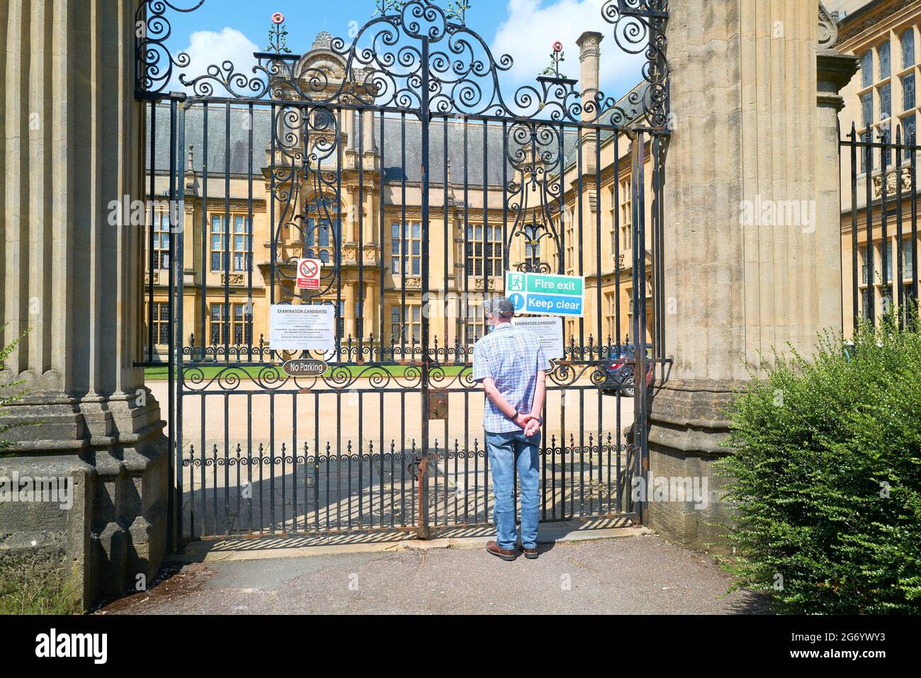 Man gates university hi-res stock photography and images - Alamy