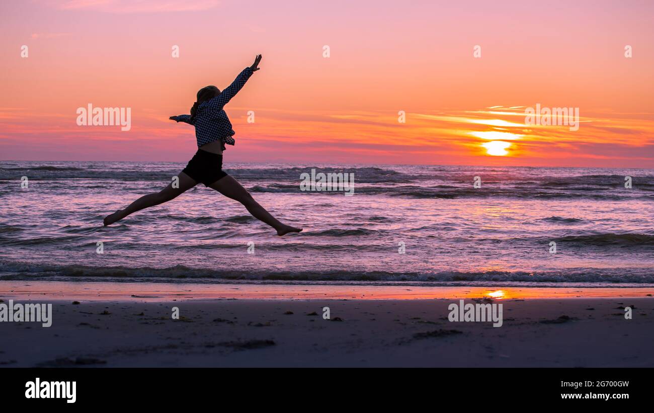 Ballet on beach hi-res stock photography and images - Alamy