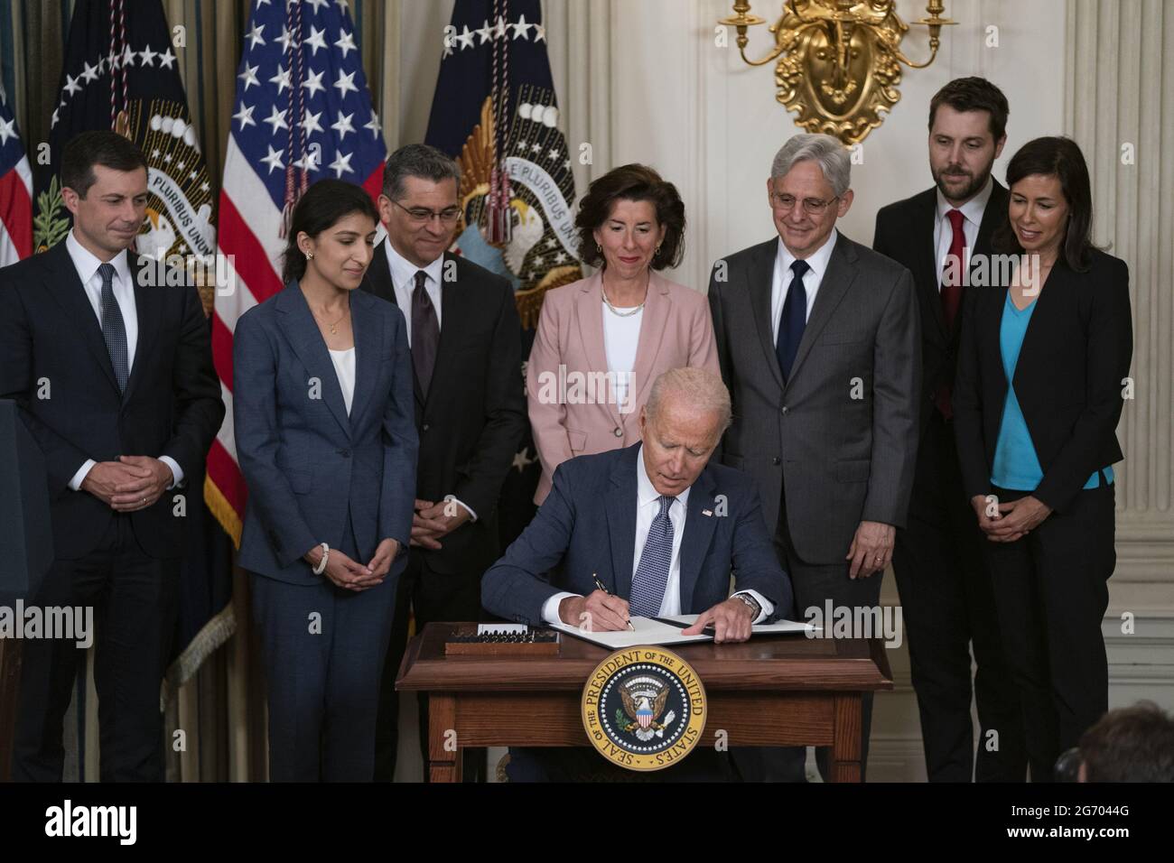 Joe biden executive order competition hi-res stock photography and ...
