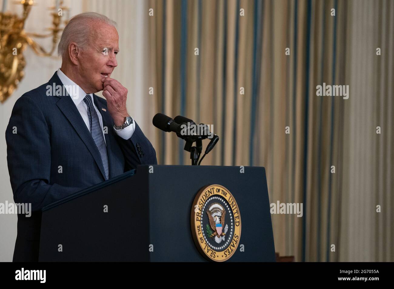 Joe biden executive order competition hi-res stock photography and ...