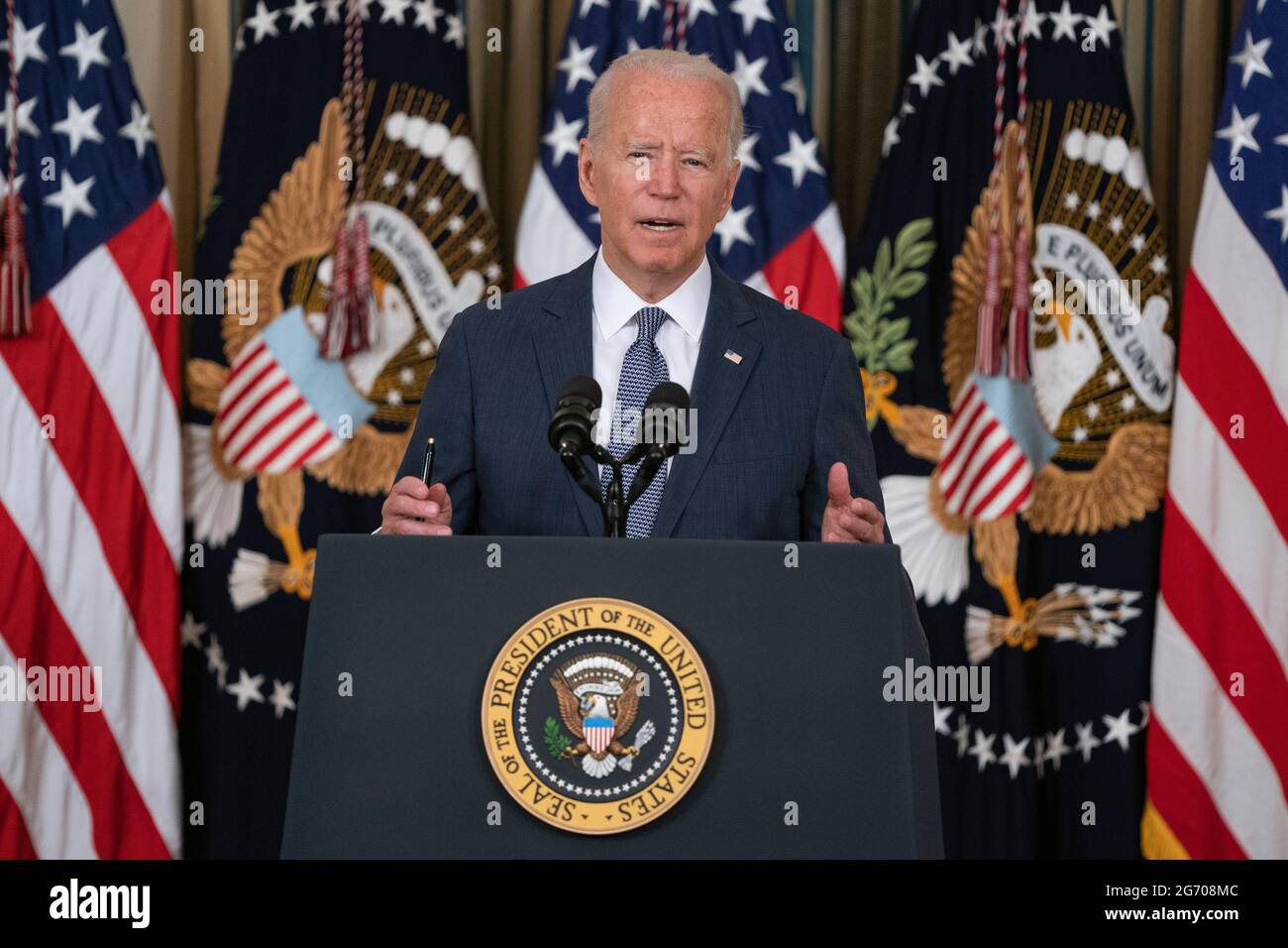 Joe biden executive order competition hi-res stock photography and ...