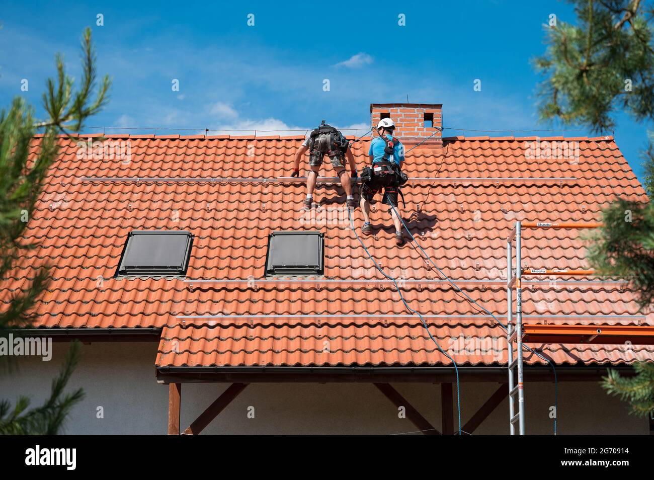 Solar panel fitter house hi-res stock photography and images - Alamy