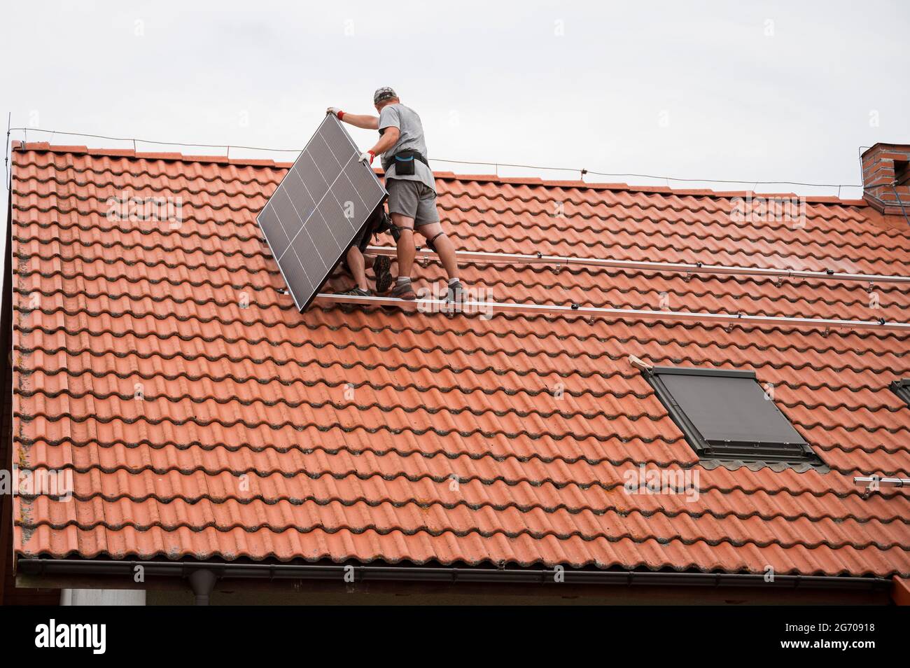 Solar panel fitter house hi-res stock photography and images - Alamy